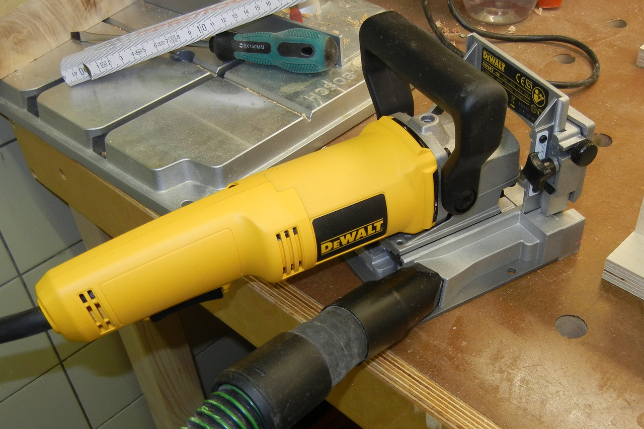 Test: DeWalt DW682K Flachdübelfräse – Hobby-Holzwürmer